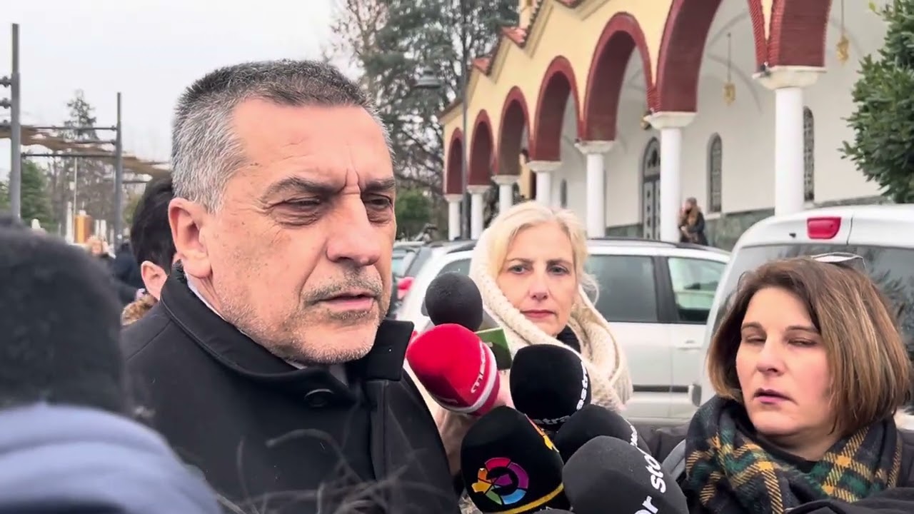 Η Λάρισα «αποχαιρετά» τον Βασίλη Καλογήρου: Σε κλίμα οδύνης η κηδεία ...