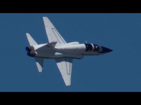 NASA T-38 calls the option at Moffett Federal Airfield