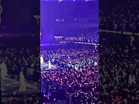 Taehyung controlling army bomb wave with ARMY's ๐ฅบ๐ #taehyung #army #shorts #armybomb