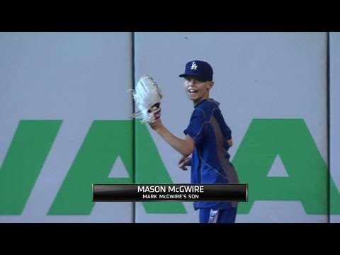 LAD@HOU: Mason McGwire leaps for a terrific grab