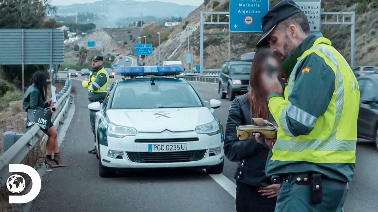 Mujer intenta agredir a los inspectores | Control de Carreteras | Discovery Latinoamérica