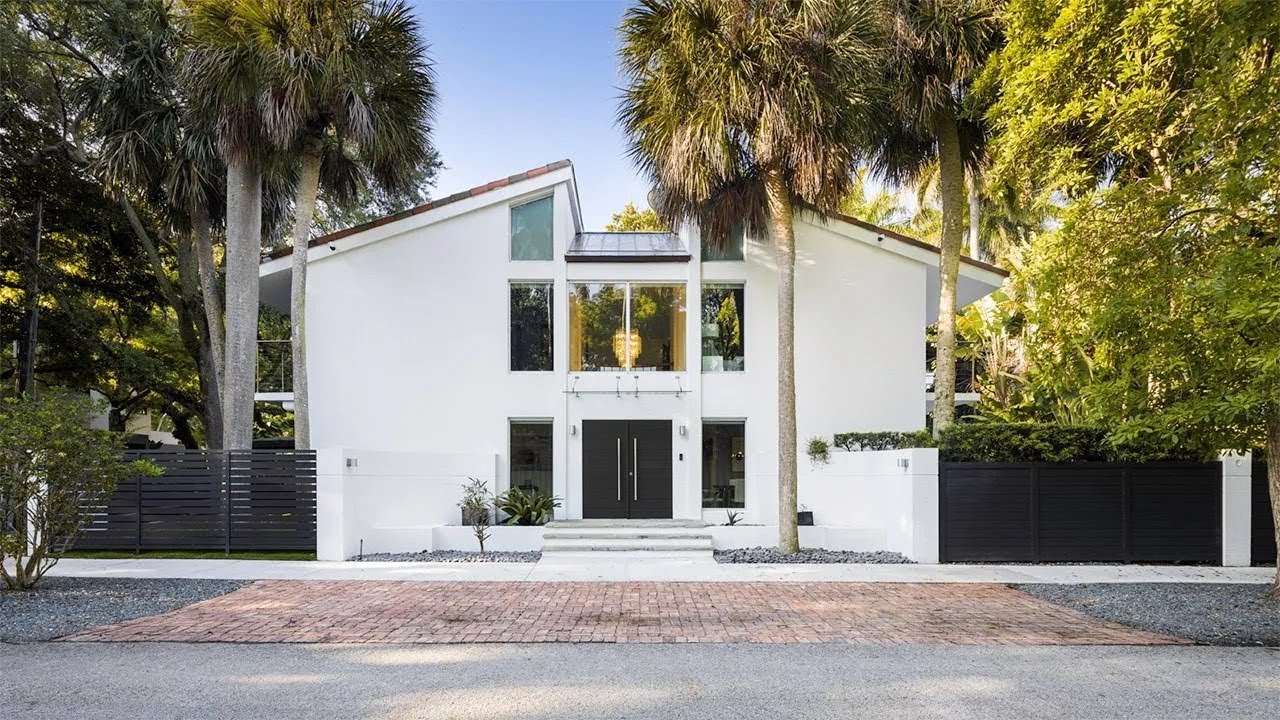 Modern Cul-de-Sac Gem in Coconut Grove | $2,500,000