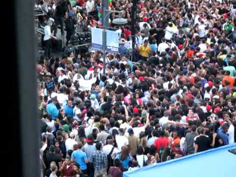 WHEN FANS ATTACK; CANCELLED DRAKE CONCERT CAUSES CHAOS | The World ...