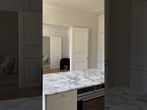 LOVELY KITCHEN WITH MARBLE COUNTERTOPS AND BRASS DETAILS