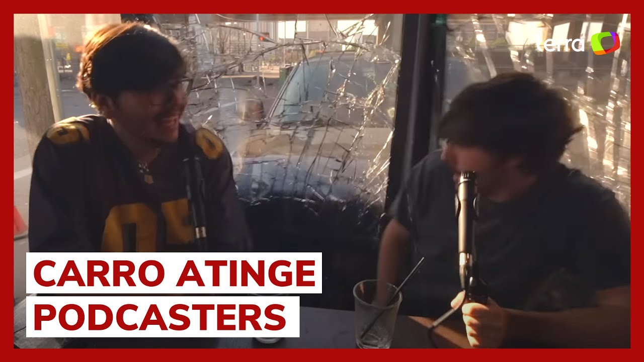 Carro descontrolado invade o cenário de podcast e atinge apresentadores