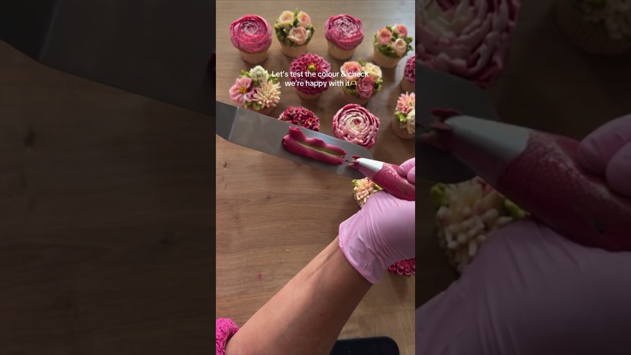 Easy Flower Cupcakes #cupcakedesign #flowercupcakes #cupcakedecorating #buttercreamflowers #cupcake