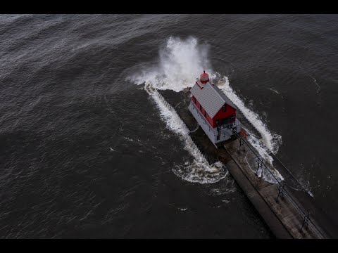 Gale warning whips up large waves on Lake Michigan