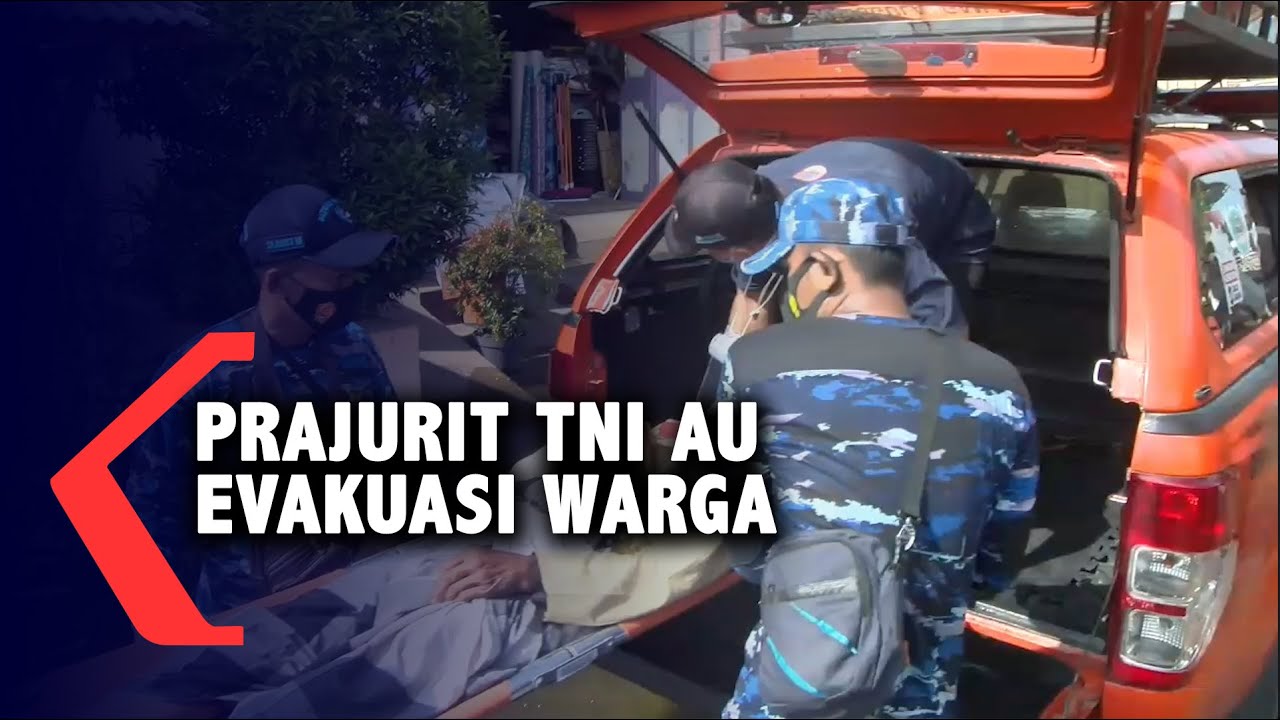 Prajurit TNI AU Terjang Banjir Evakuasi Warga