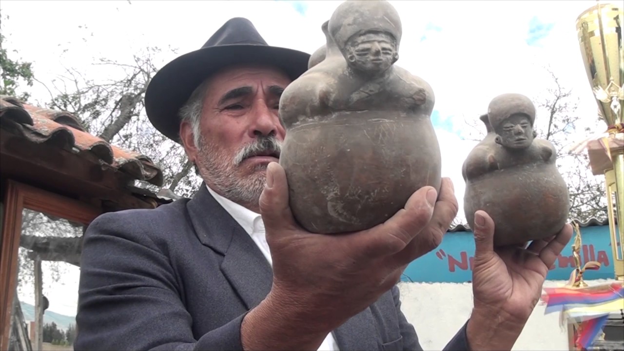 Eduardo Vásconez y su colección de vasijas de barro.