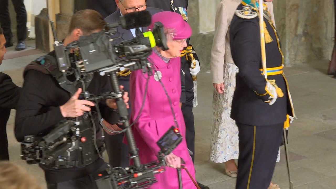 Oeps: koningin Margrethe komt via verkeerde deur aan bij verjaardag koning Carl Gustaf
