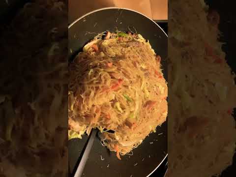 Pancit bihon ( Stir fried noodles with chicken )