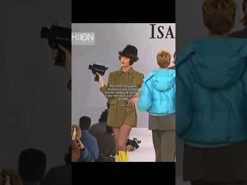 Naomi smile at the end ❤️ shalom Harlow for Isaac mizrahi F/W 1994 #shorts #supermodel #model