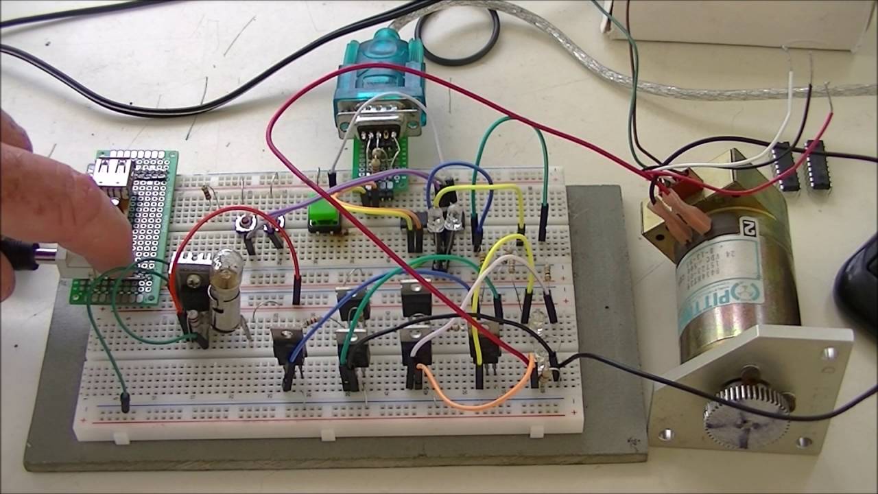 PICAXE-18M2 Operates 2-Input MOSFET H-Bridge