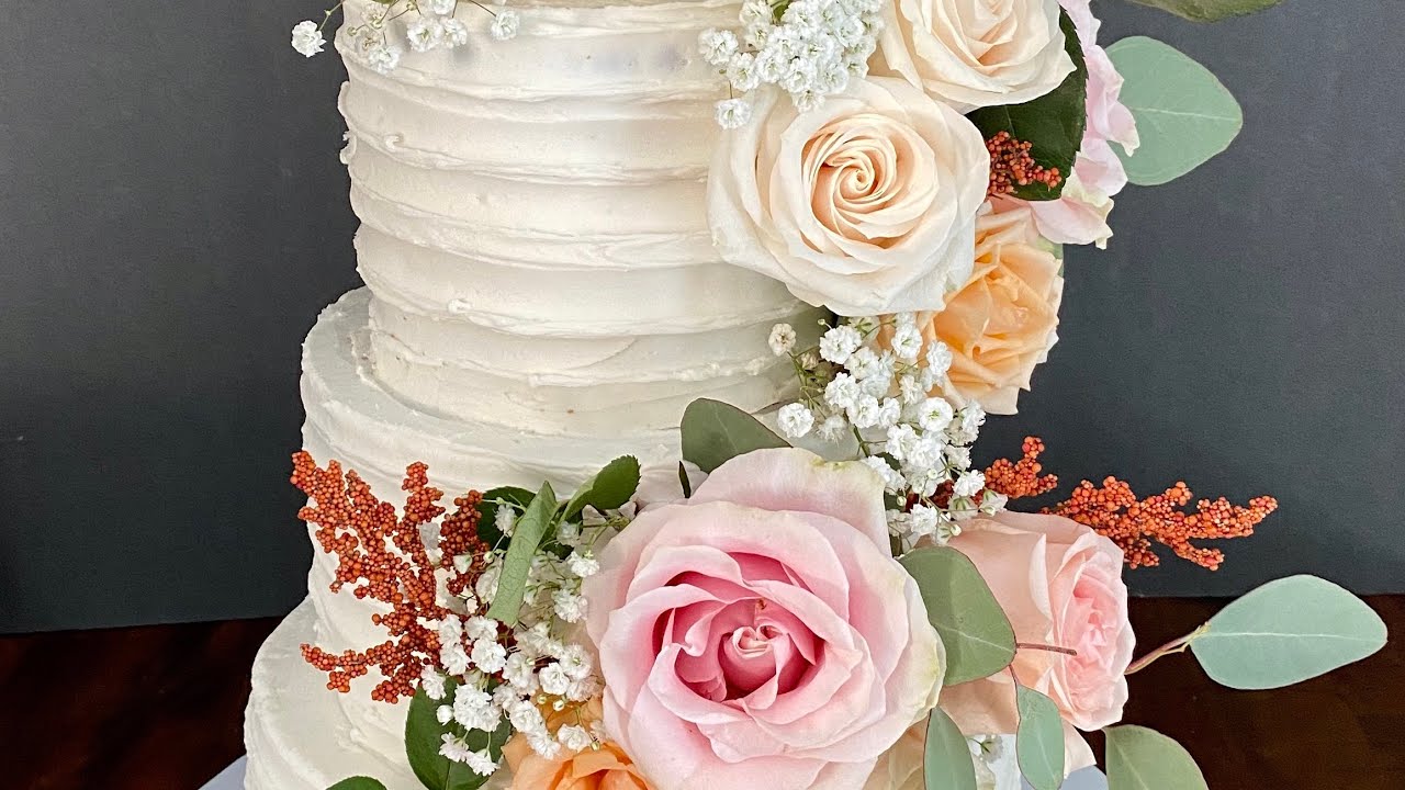 Pastel de boda con flores naturales/ wedding cake with natural flowers...