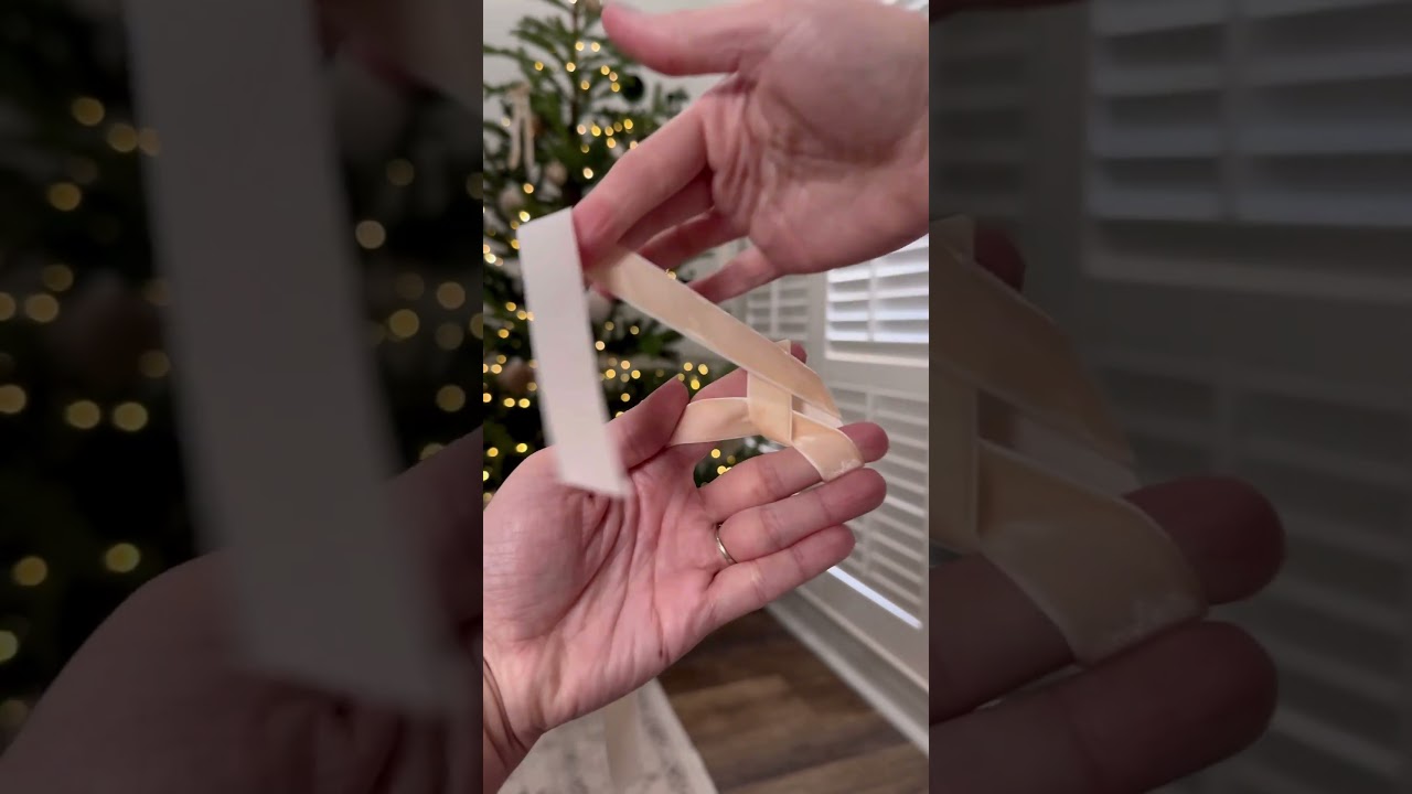 Velvet bow tutorial 🌲🦌 #christmas #bowtutorial #ribbon #christmastree