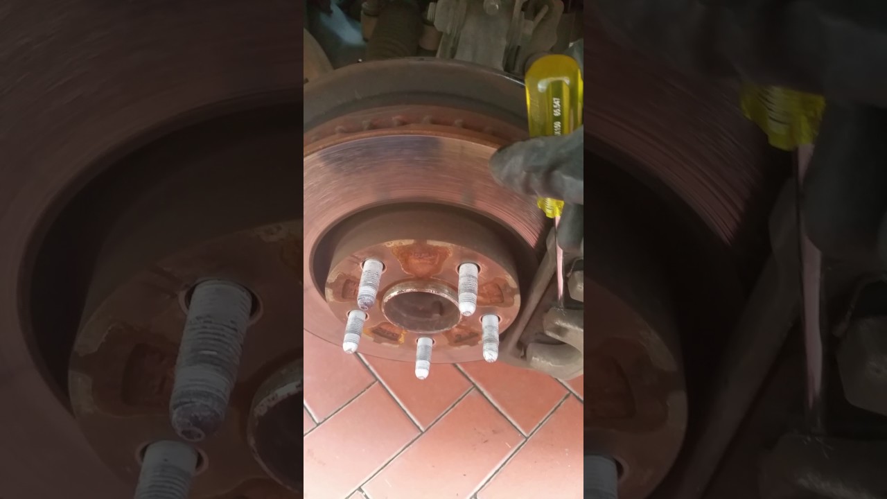 VF COMMODORE FRONT BRAKE PAD REPLACEMENT