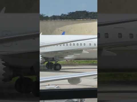 Copa Airlines' Boeing 737 MAX sneaking by in Tocumen Airport (PTY) #shorts