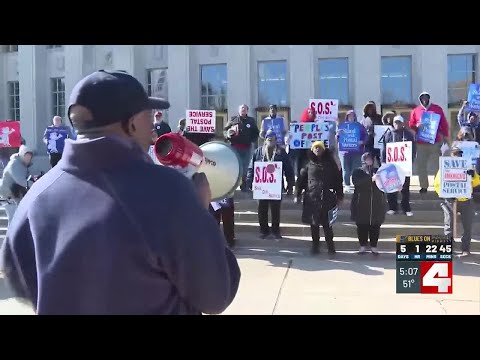 USPS workers hold rallies ahead of Trump administration changes