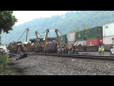 Hulcher Caterpillar crews prep raising UP AC4400CWCTE #5594 @ Sewickley, PA derailment site. 7/3/14