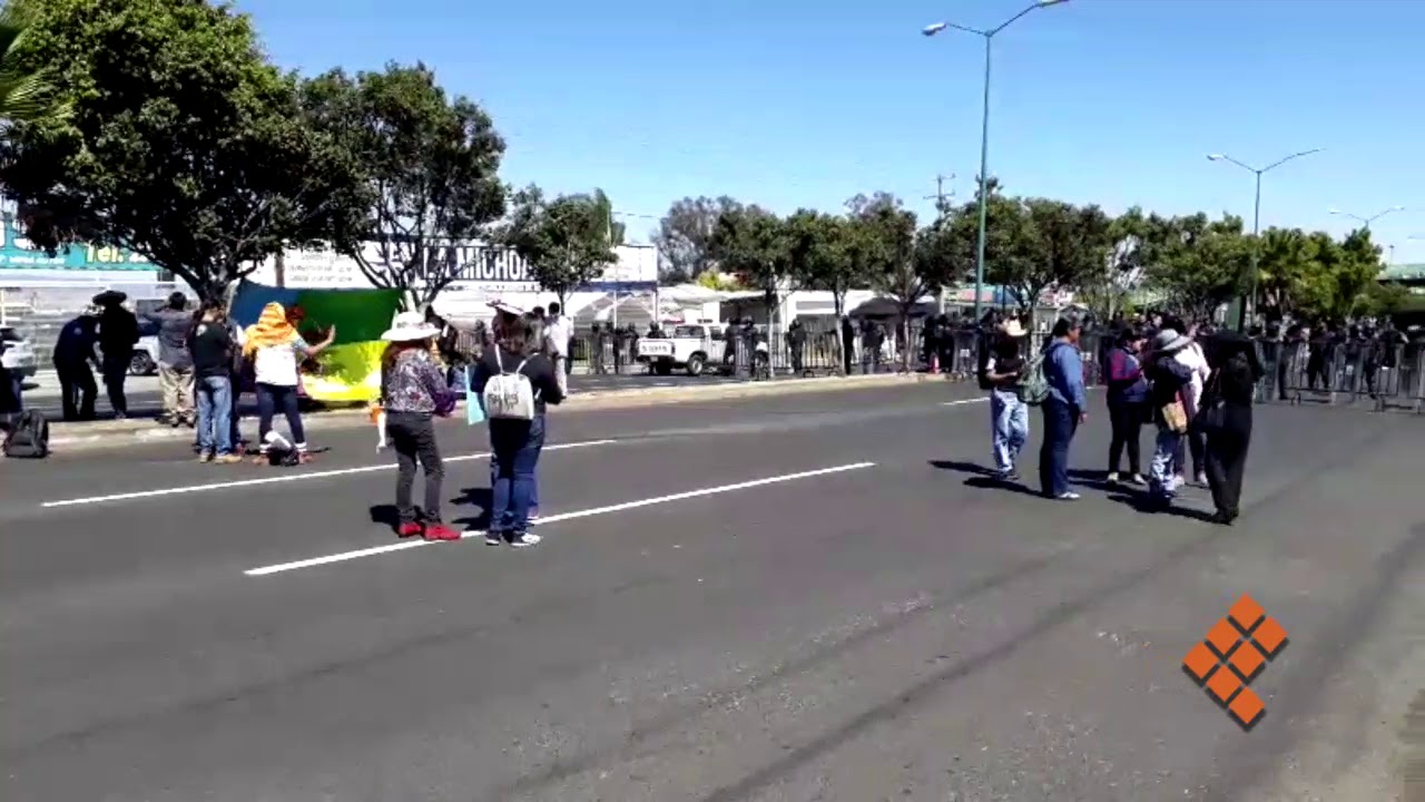 Marchan trabajadores de UIIM; exigen pagos y salida del rector