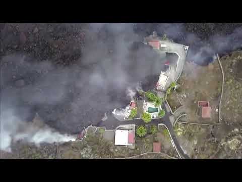 LAVA ERUPTS FROM A VOLCANO ON LA PALMA IN SPANISH - 2021