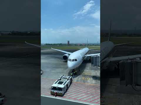 Singapore Airlines at Bali Denpasar Airport #singaporeairlines #b787 #bali #flights