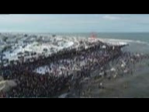 Thousands plunge into cold Magellan Strait waters