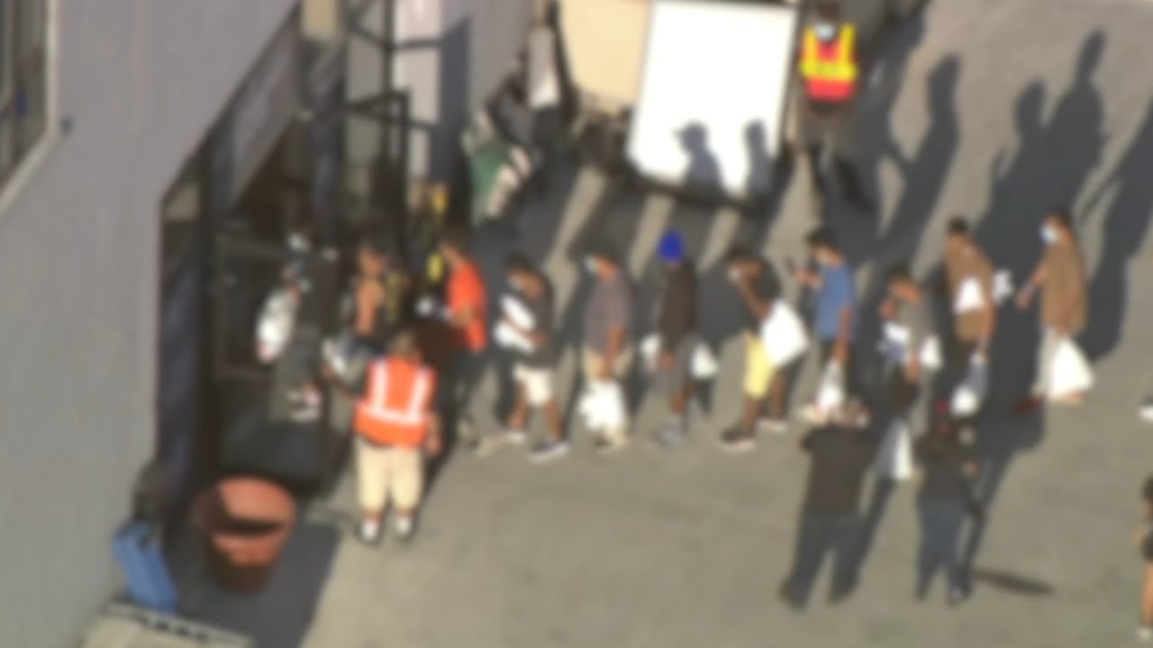 Texas governor criticizes IL leaders for busing migrants to suburbs