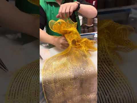Adorno con malla navideña para tu puerta o árbol🎄 | Tutoriales navideños | DIY | Christmas