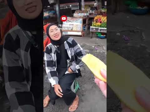 Bule Foreigner Flirting with Indonesian Girl 😱