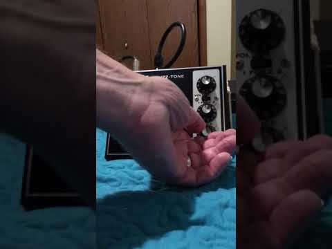 Episode 32 - The cool and super fuzzy Maestro FZ-1S Fuzz Tone