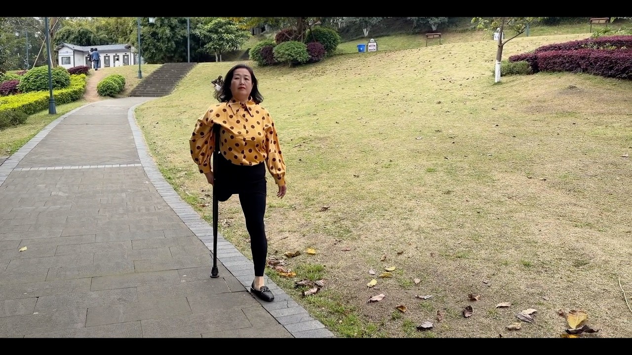 The SAK Lady Aurora - Strolling through the park on crutches #disability #crutches