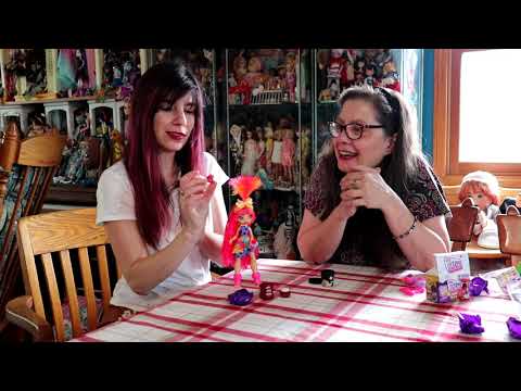 The Reluctant Reviewer and Kewpie83 open up a Real Littles package by Moose