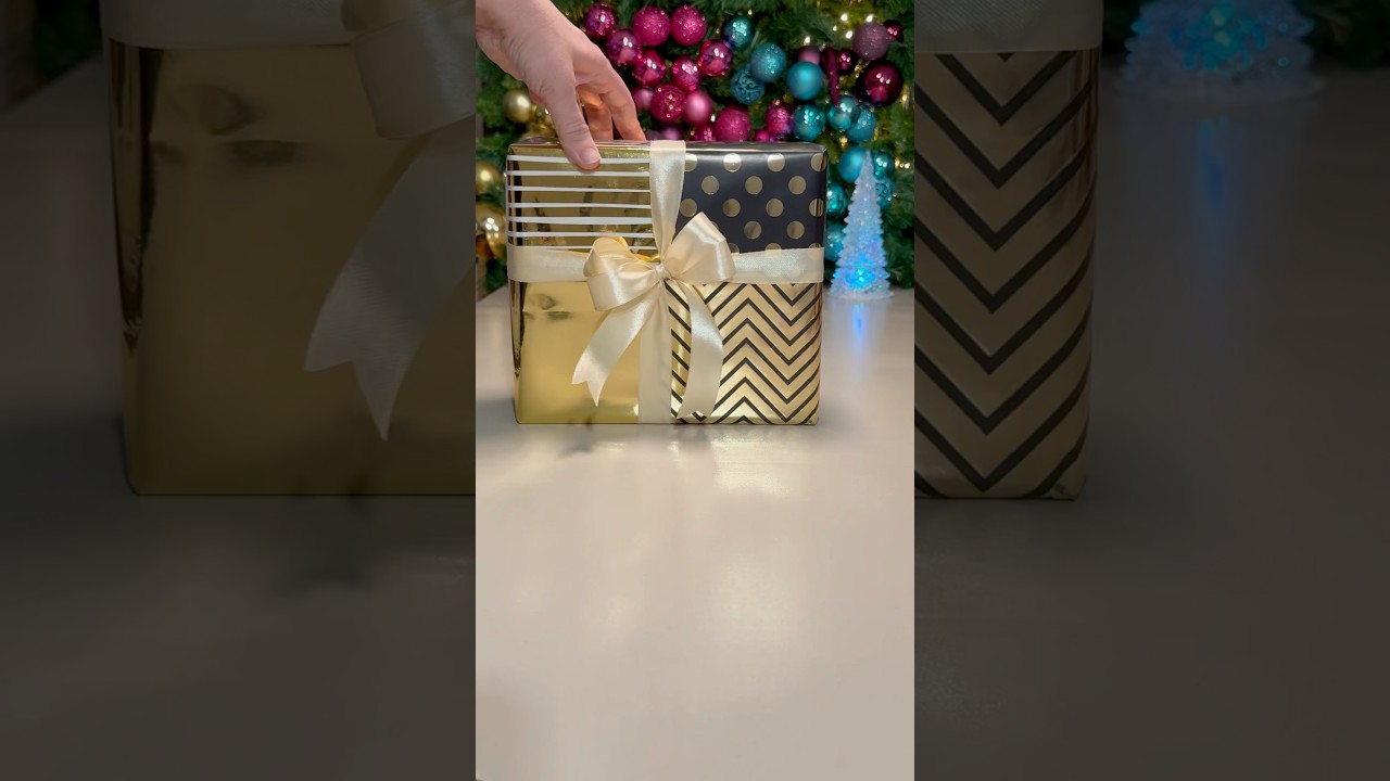 💃💖✂️ I LOVE wrapping with PAPER LEFTOVERS 🎁⭐️🎼❄️🎄 #christmas #giftwrapping #shorts