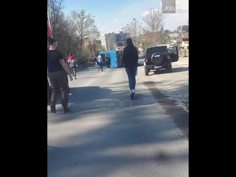 Një tjetër autobuz në Tiranë pèrpláset me një mjet dhe pèrmbysèt, plágósèn 3 persona