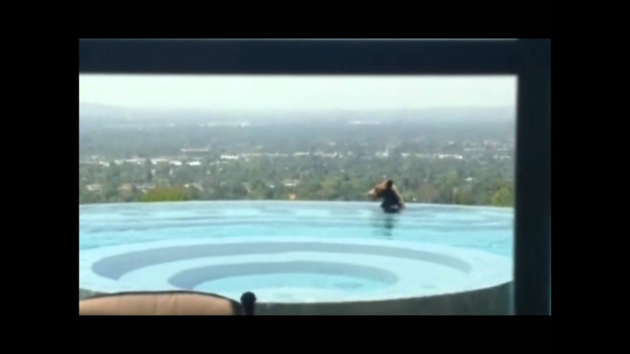 Black bear swims in family's pool in California - The Mirror