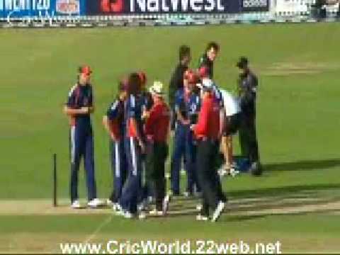 Controversy on Ryan Sidebottom collides with Grant Elliott,