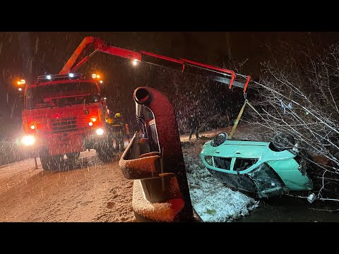 21.3.2021 Osmikolová Tatra VVN vytahuje z vody havarovanou Fabii | HZS MSK