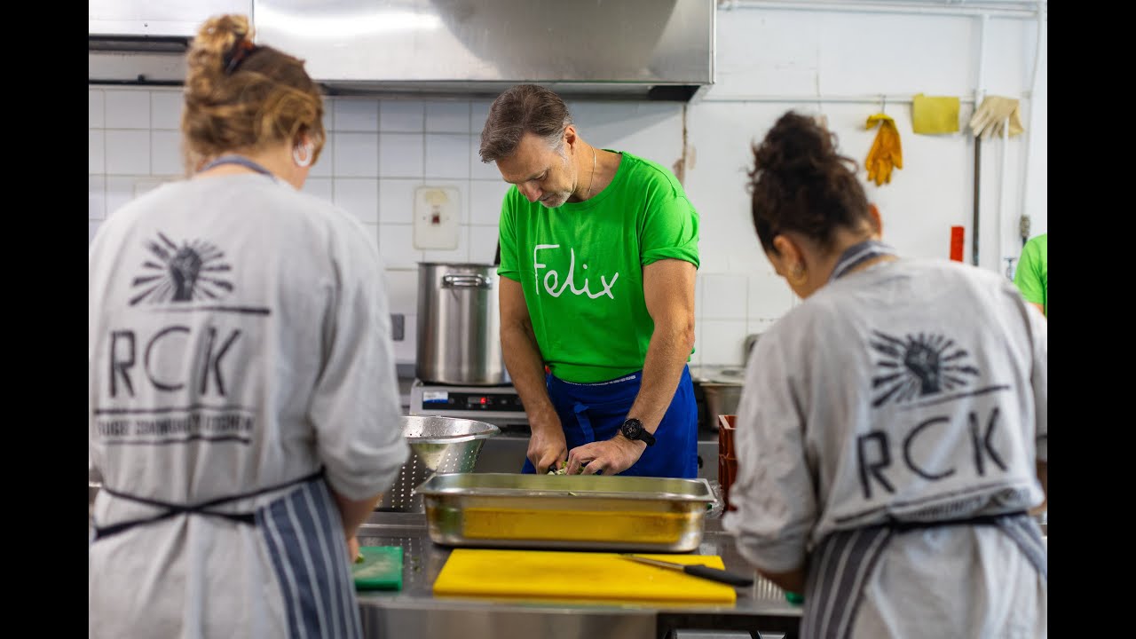 David Morrissey visits Refugee Community Kitchen