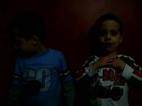 Cute kids singing Christmas songs 2007