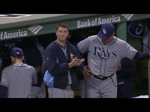TB@BOS: Bellatti strands a pair in scoring position