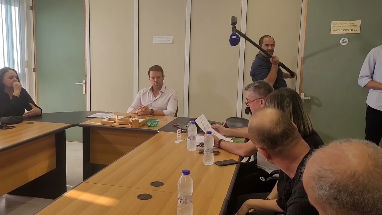 Θυμός και δάκρυα από τους συγγενείς των θυμάτων των Τεμπών στη ...