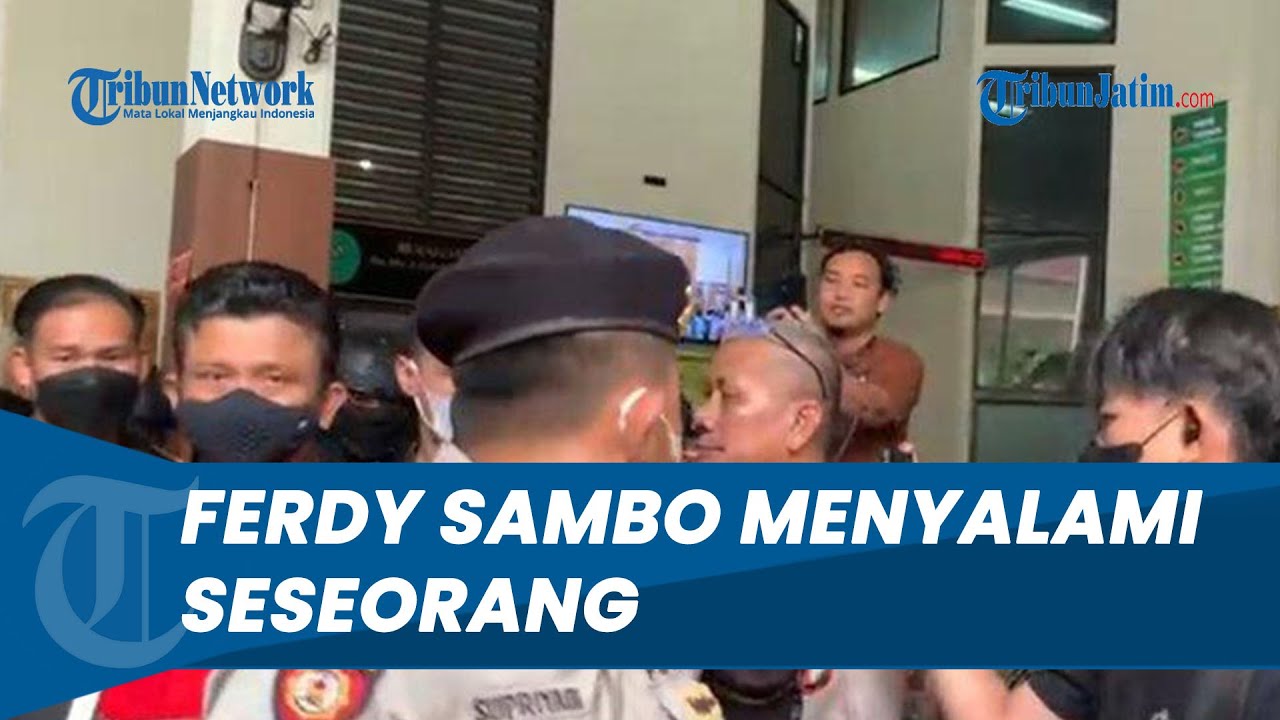 Detik-detik Ferdy Sambo Salaman dengan Seseorang sebelum Masuk ke Dalam Ruang Sidang - Tribun Video