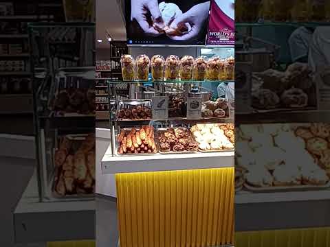 Beard papa's Soetta airport, ga cuma jual soes!