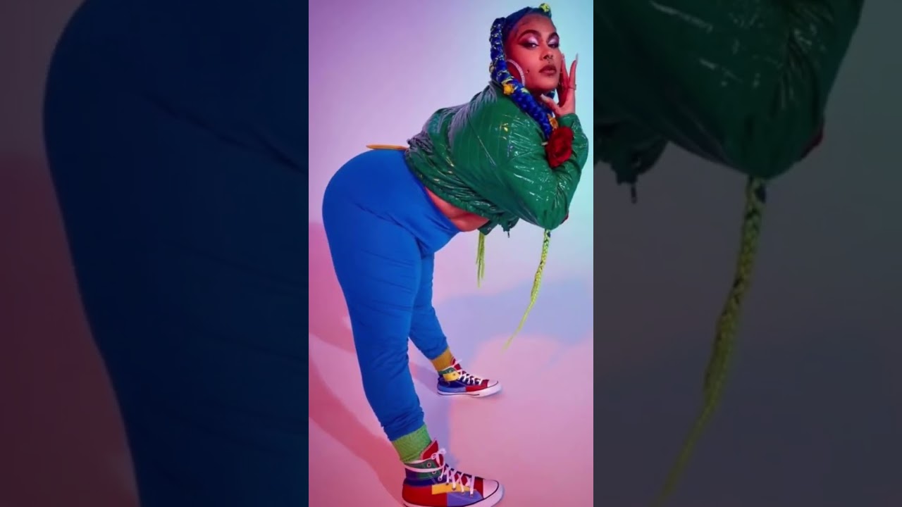 Must Try Plus Size Fall Poses #posingtips #plussize #howtopose