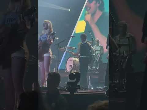 Taylor and Hayleyyyyy (song name: baby group name: halfnoise aka Zac from Paramore)