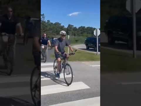 El presidente Joe Biden cae de su bicicleta está mañana en Delaware USA. En un paseo matutino.