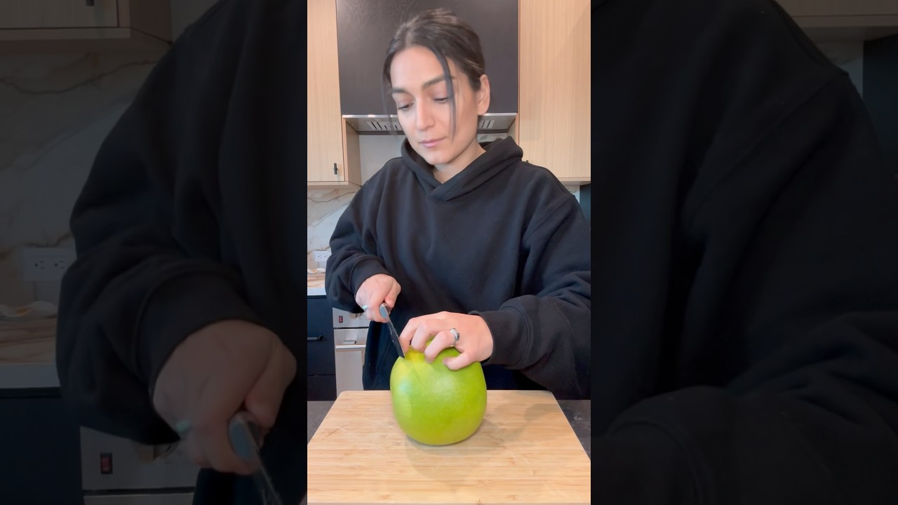 How to peel a pomelo fruit