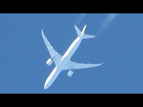 KLM B787-10 Contrailing Over St. Thomas