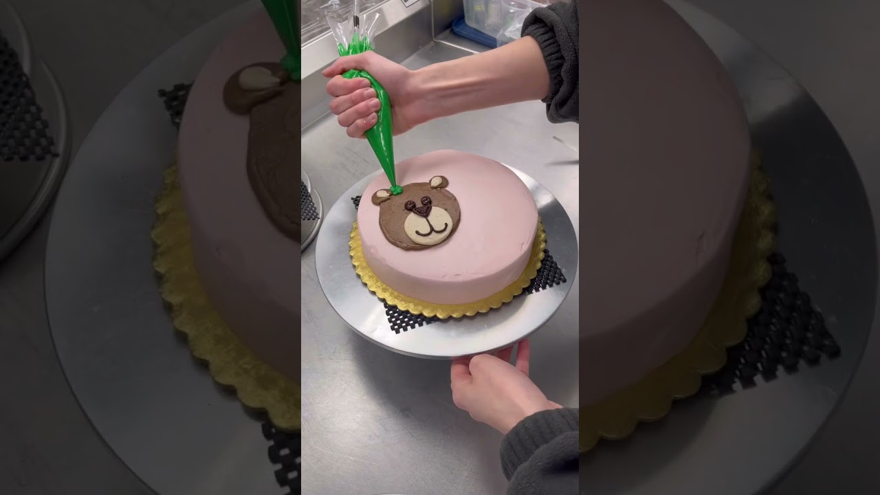 Teddy Bear Valentine’s Day cake decorating inspo